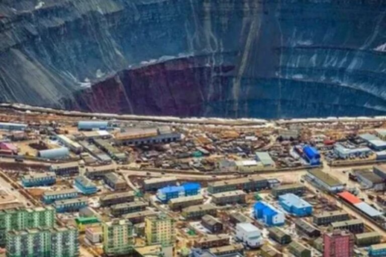 Photos of Mega Objects That We Can't Believe Are Actually Real - Blossom