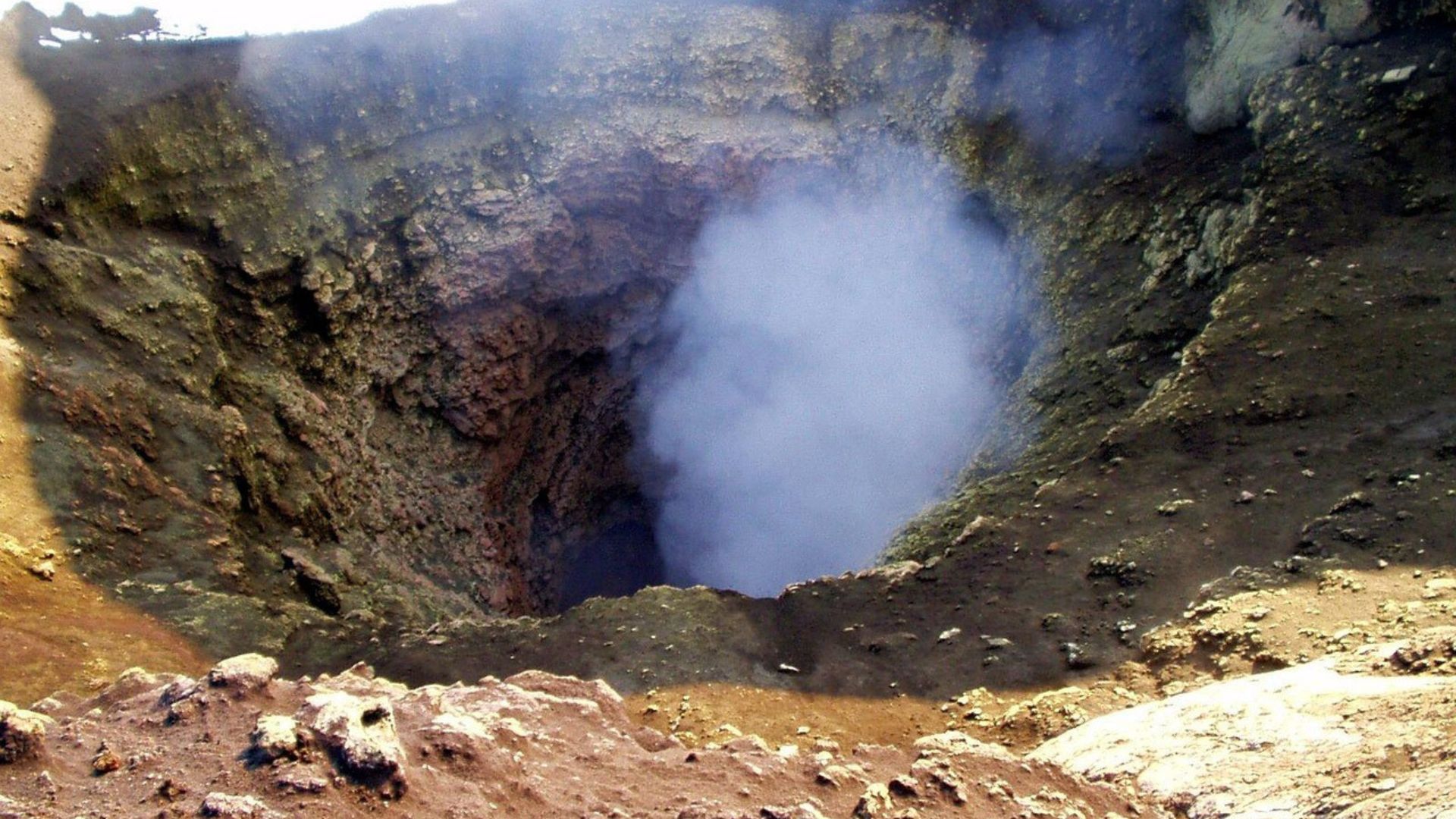'Gateway to Hell' Supervolcano Wakes Up, Threatens 500,000 Residents in ...